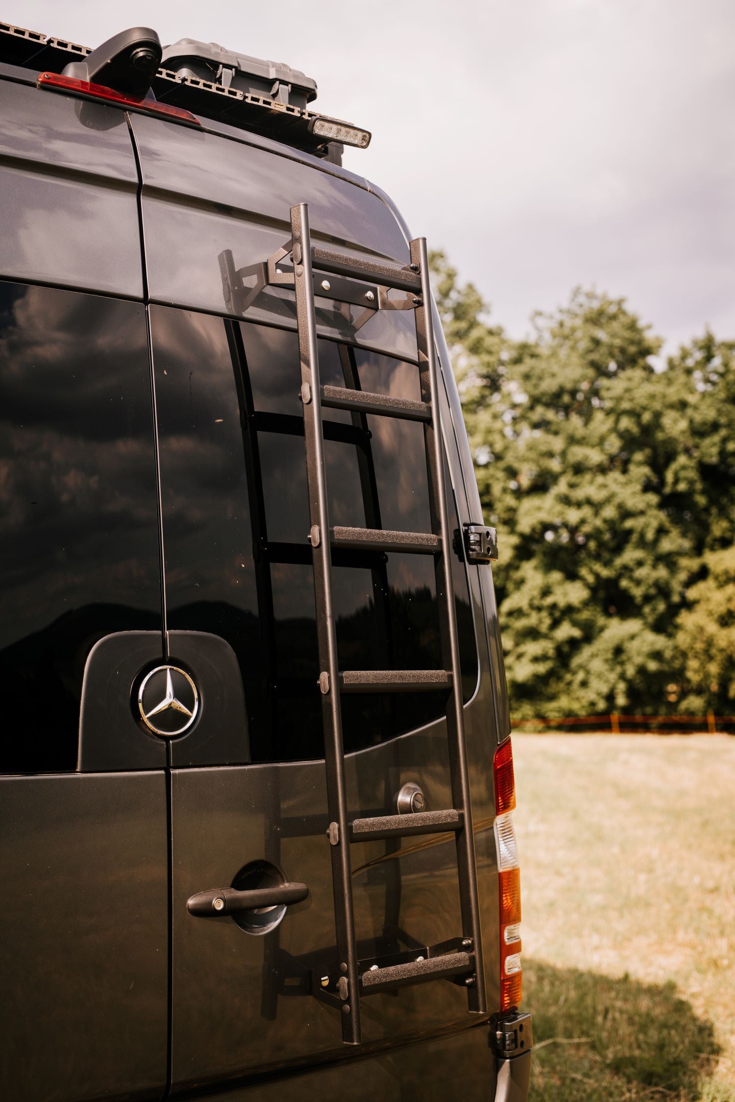 ND-Rack VW Crafter bis BJ. 2016 H2 Heckleiter in Schwarz